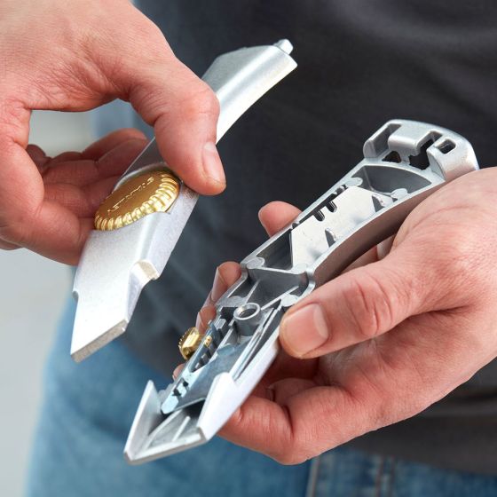 Stanley 2-10-122 Titan Retractable Blade Utility Knife c/w 3 Blades